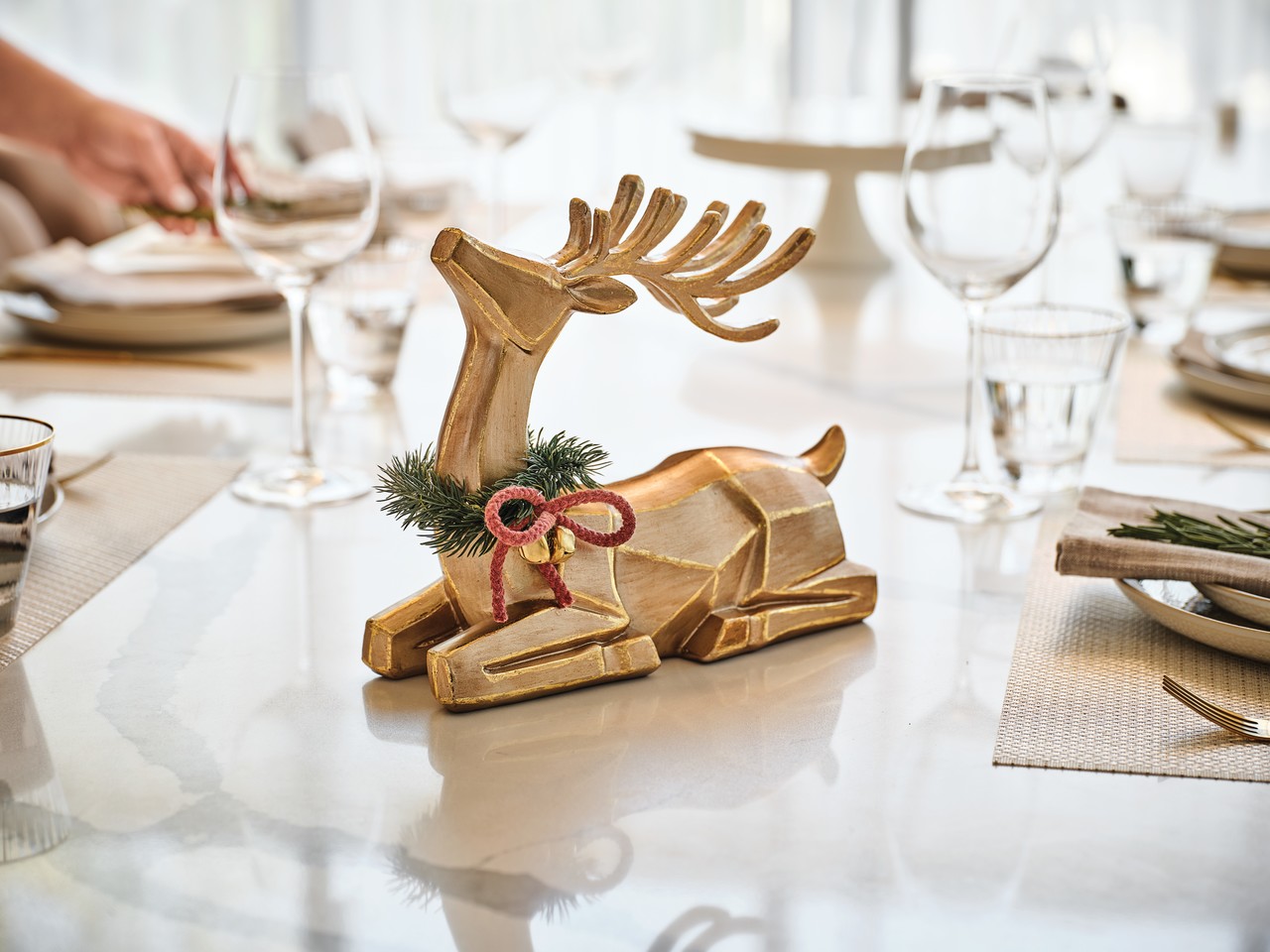 Holiday Living Reindeer Centerpiece Resine Gold 9.25-in F132811-1A | RONA