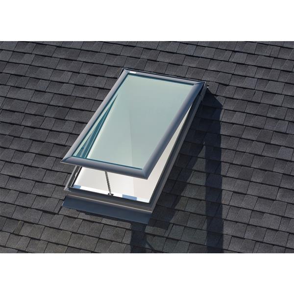 Velux 30.56-in x 55-in Manual Venting Deck Mount Skylight | RONA